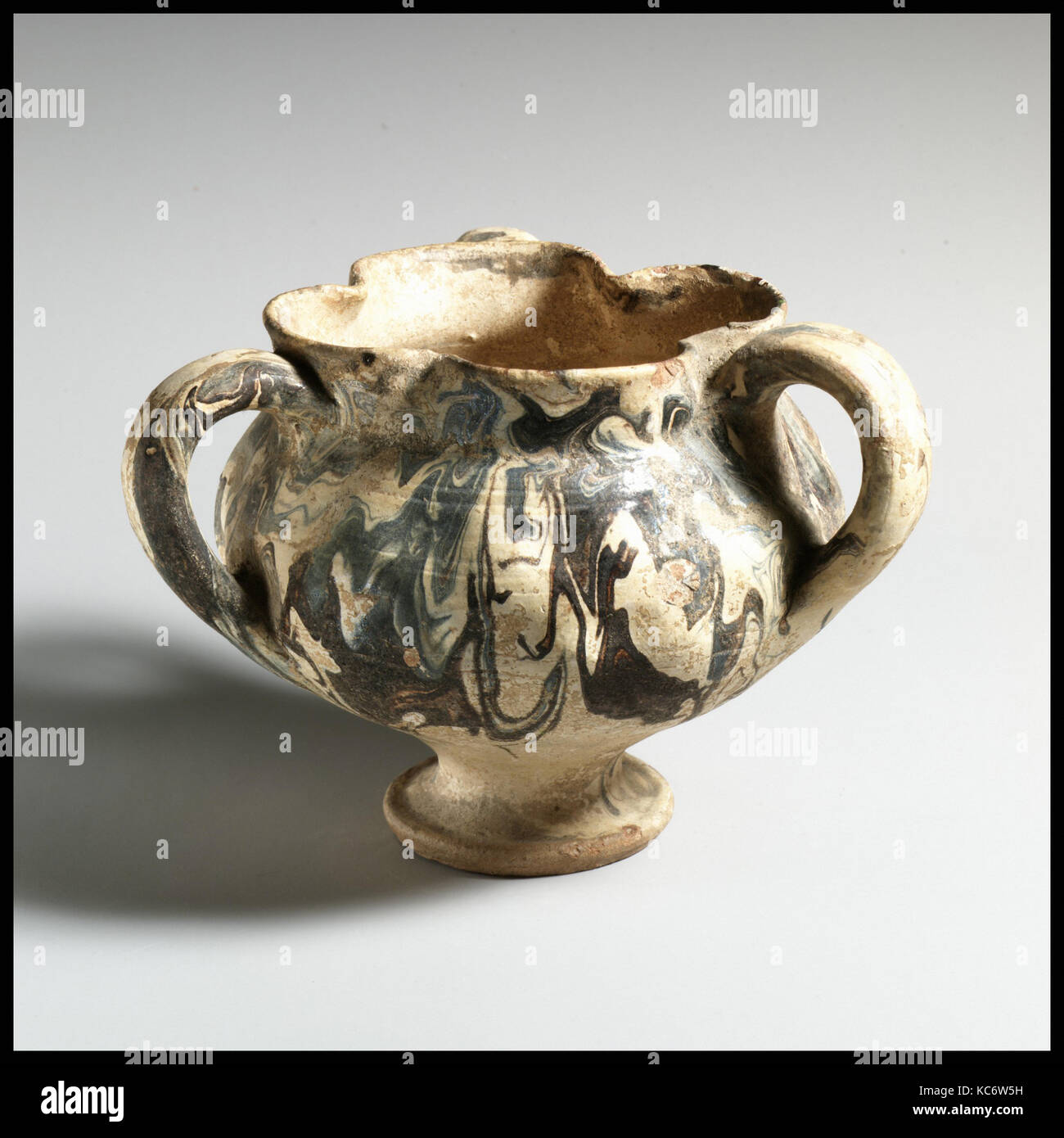 Roman vases hi-res stock photography and images - Alamy