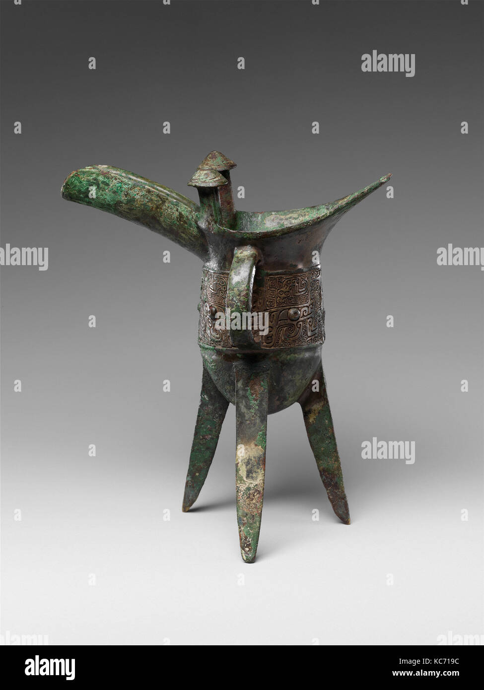 Bronze vessel shang dynasty hi-res stock photography and images - Alamy
