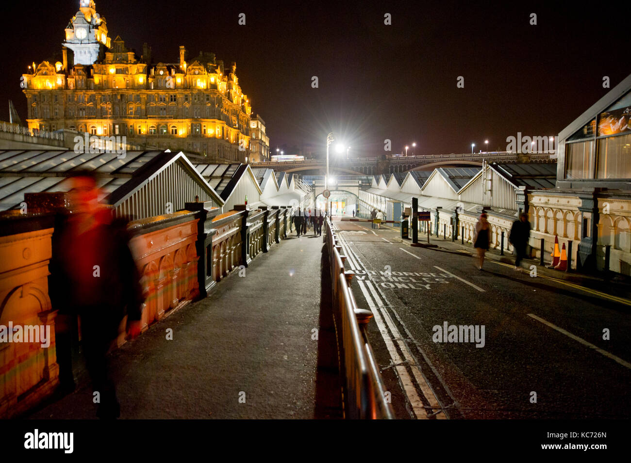 Edinburgh train station Stock Photo - Alamy