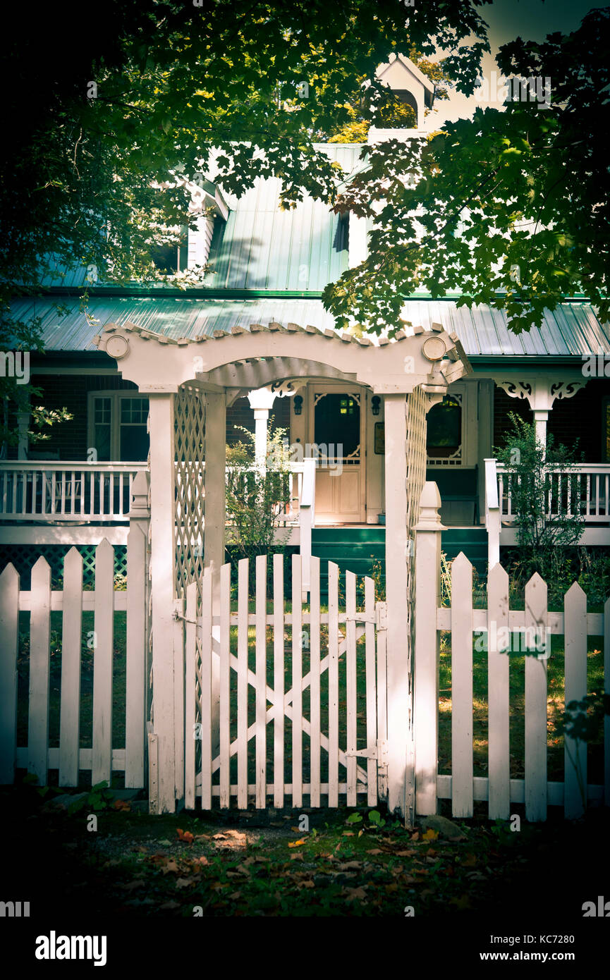 countryhouse front gate Stock Photo - Alamy