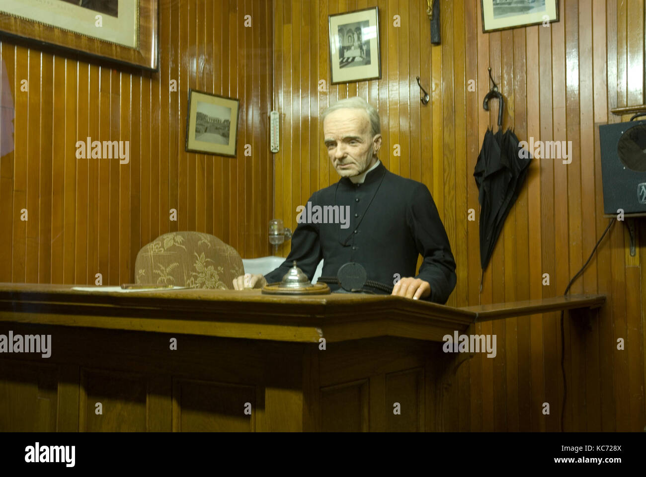 Saint brother andre hi-res stock photography and images - Alamy