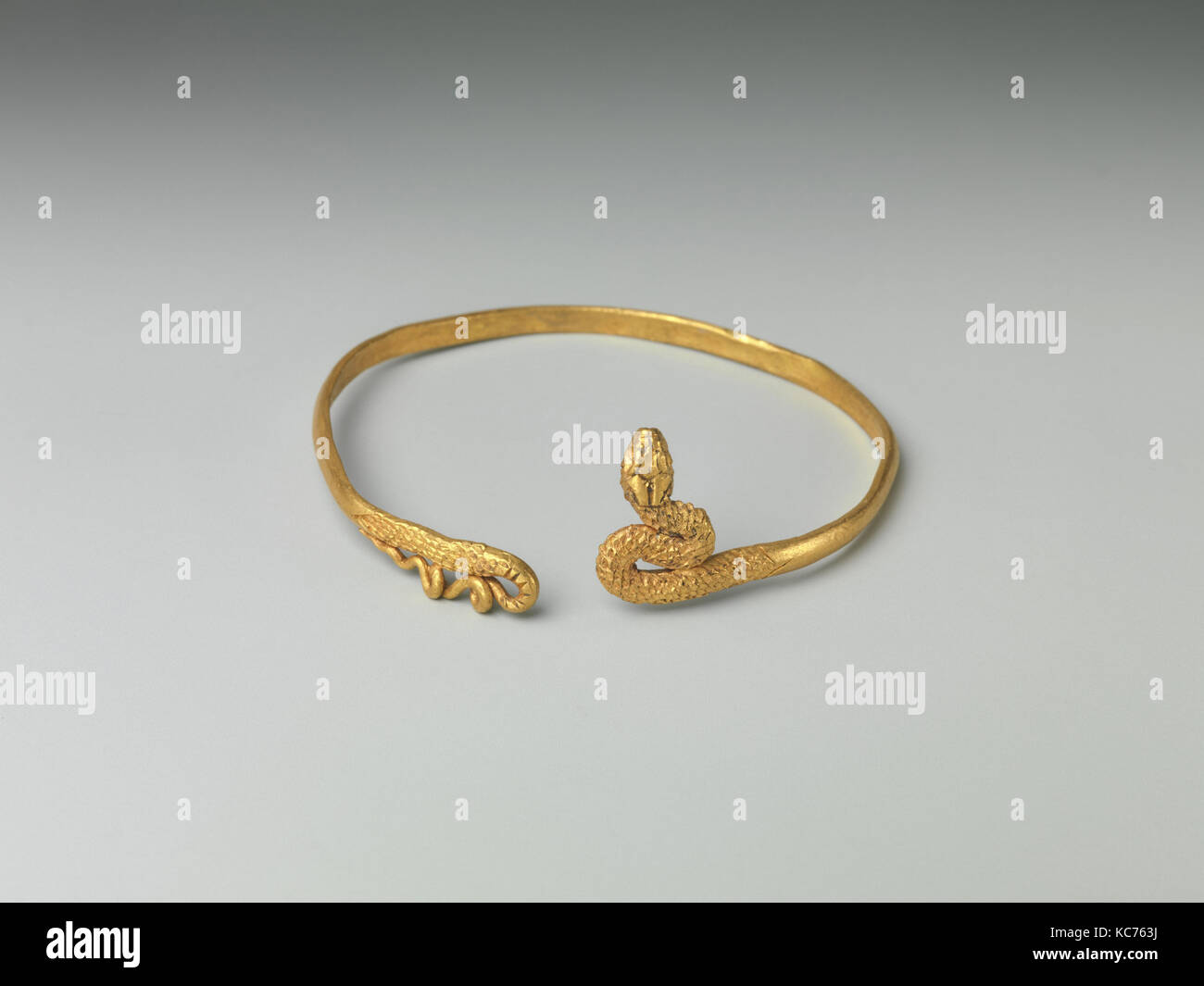 Gold snake bracelets egypt hi-res stock photography and images - Alamy