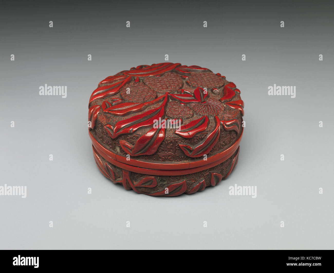 明中期 剔紅荔枝紋漆盒, Box with lychees, Ming dynasty (1368–1644), 16th century ...