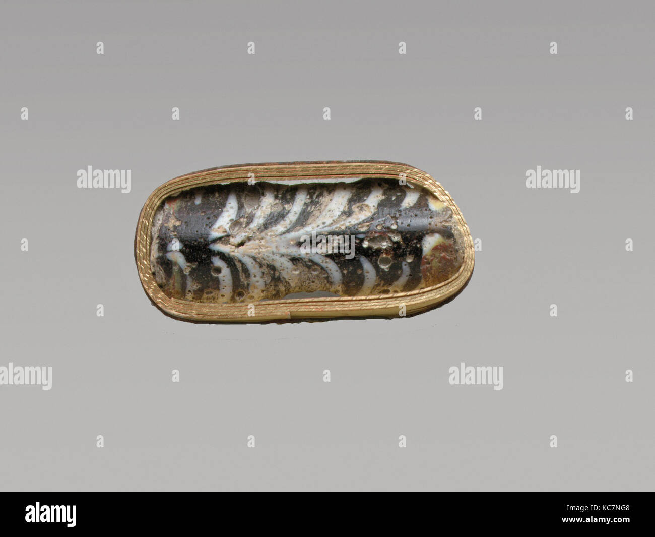 Small black glass fragment hi-res stock photography and images - Alamy