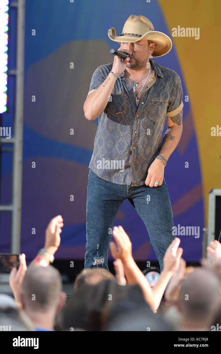 NEW YORK, NY - AUGUST 26: Country music singer Jason Aldean performs on ...