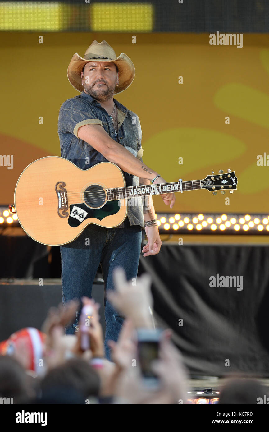 NEW YORK, NY - AUGUST 26: Country music singer Jason Aldean performs on ...