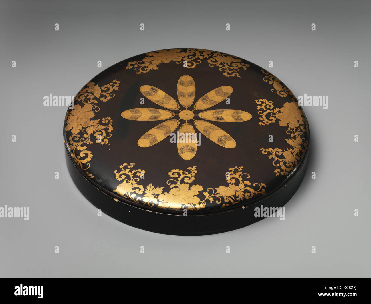 Round Casket with Daimyo Crest of Hawk Feathers and a Heian Mirror ...