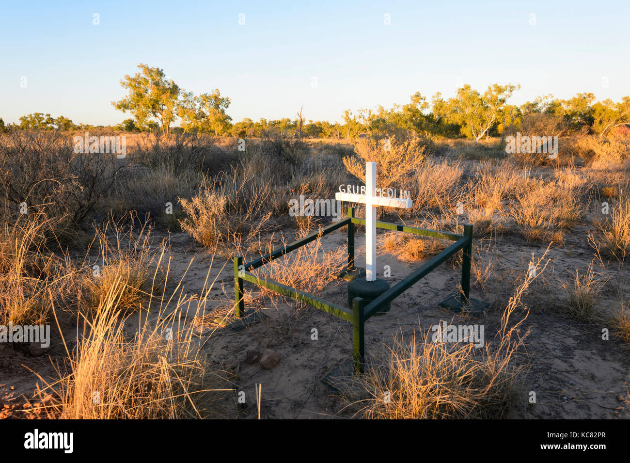 Lone grave in the Outback near Winton, Central West Queensland, QLD ...