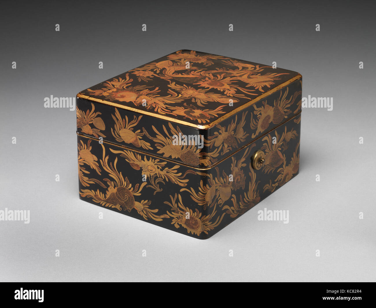 Box for Personal Accessories (Tebako) with Shells and Seaweed Design ...