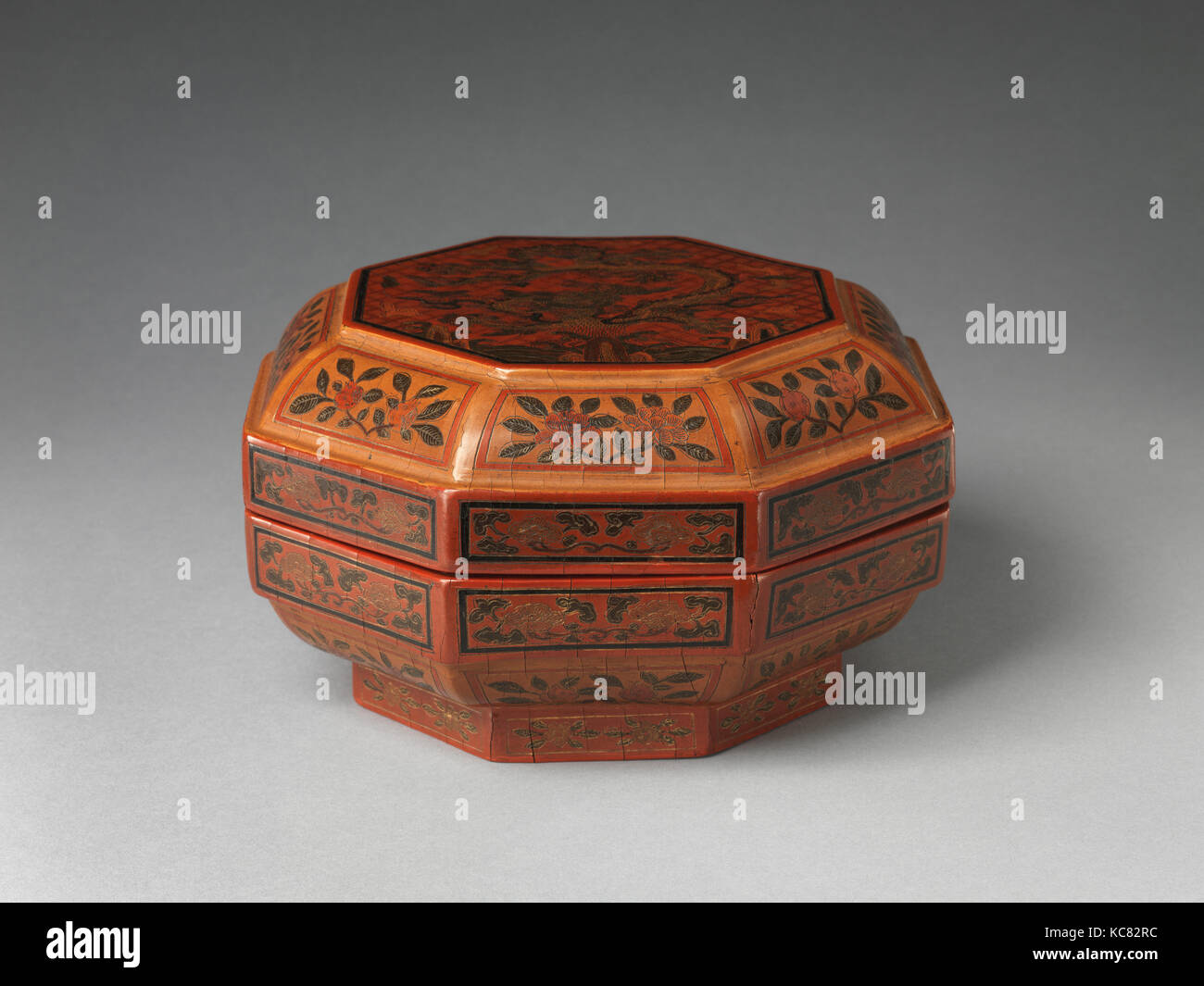 Box with 'Dragon Pine', Ming dynasty (1368–1644), Wanli period (1573 ...