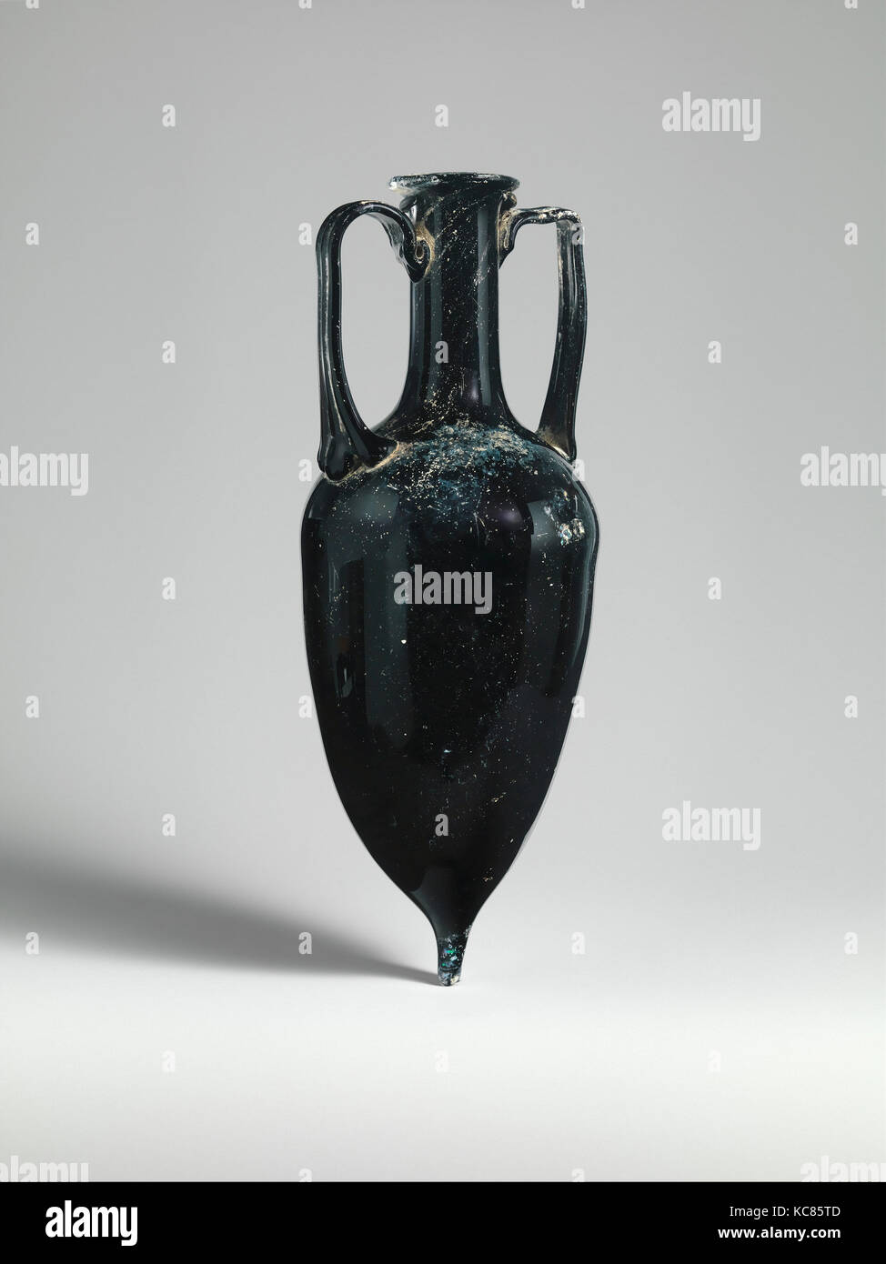 Two handled amphora hi-res stock photography and images - Alamy