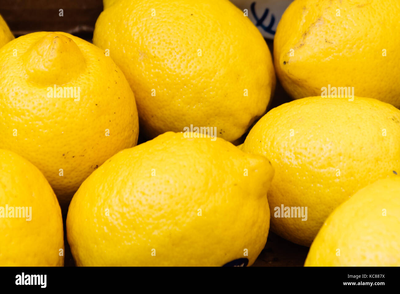 Fresh yellow lemons in street market Stock Photo - Alamy