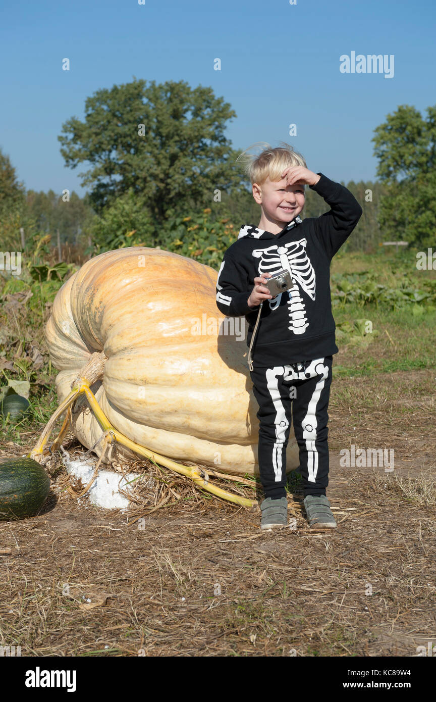Boy skeleton costume hi-res stock photography and images - Alamy
