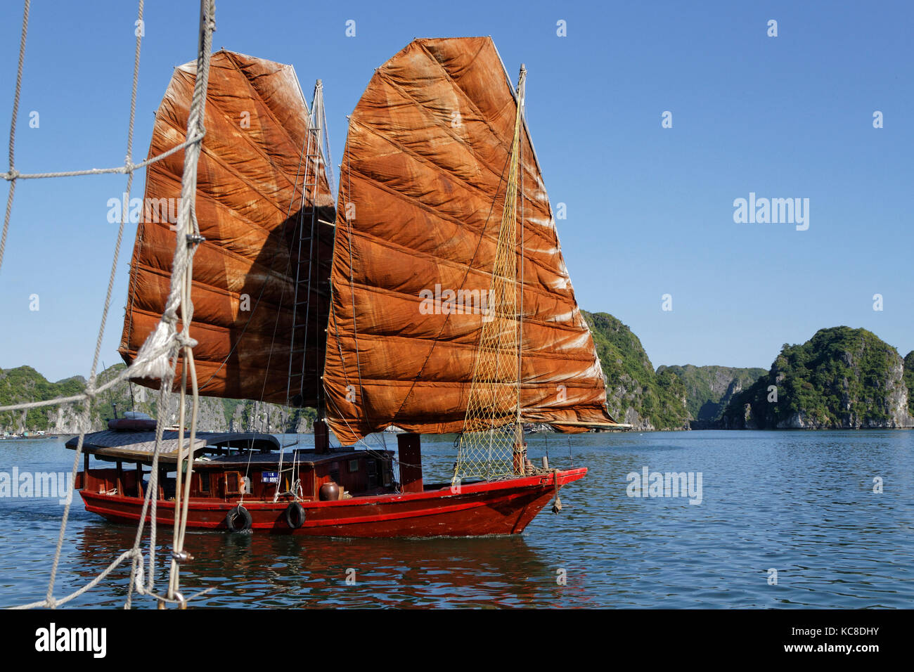 CAT BA, VIETNAM, October 27, 2016 : Scene of navigation in Cat Ba ...