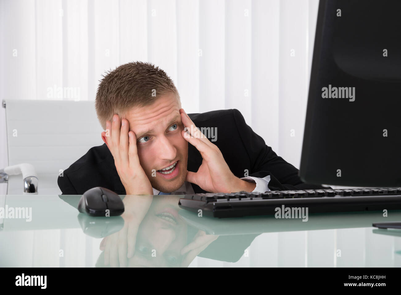 Young man computer frustrated hi-res stock photography and images - Alamy