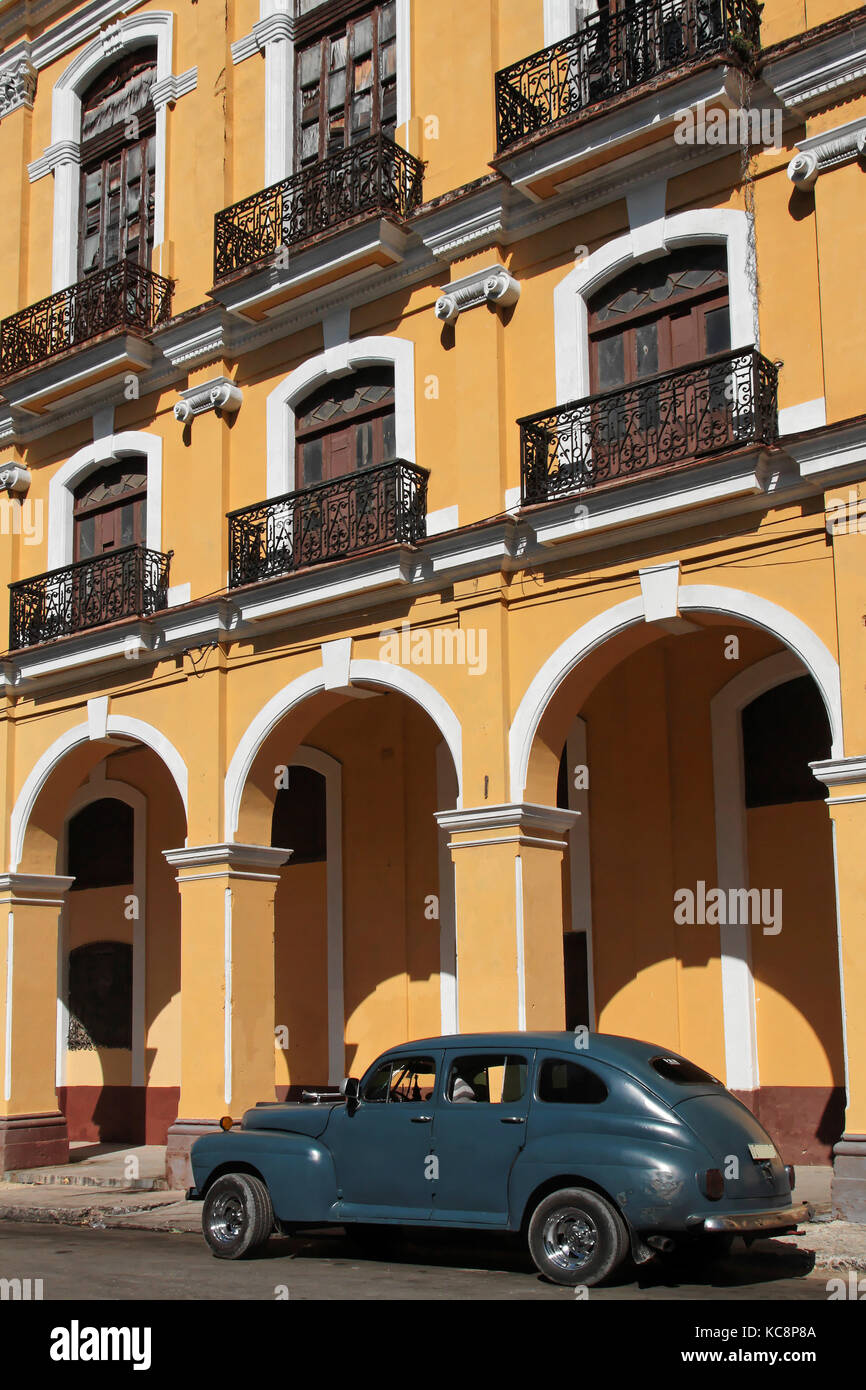 Old american car and colonial architecture in Havana city center Stock ...