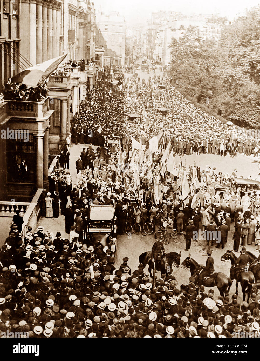Crowds outside the Italian Embassy in London during WW1 Stock Photo - Alamy