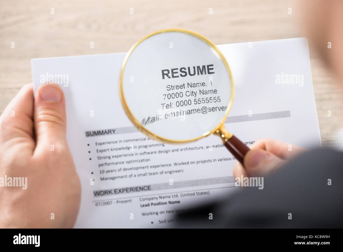 Hr hand hold magnifying hi-res stock photography and images - Alamy