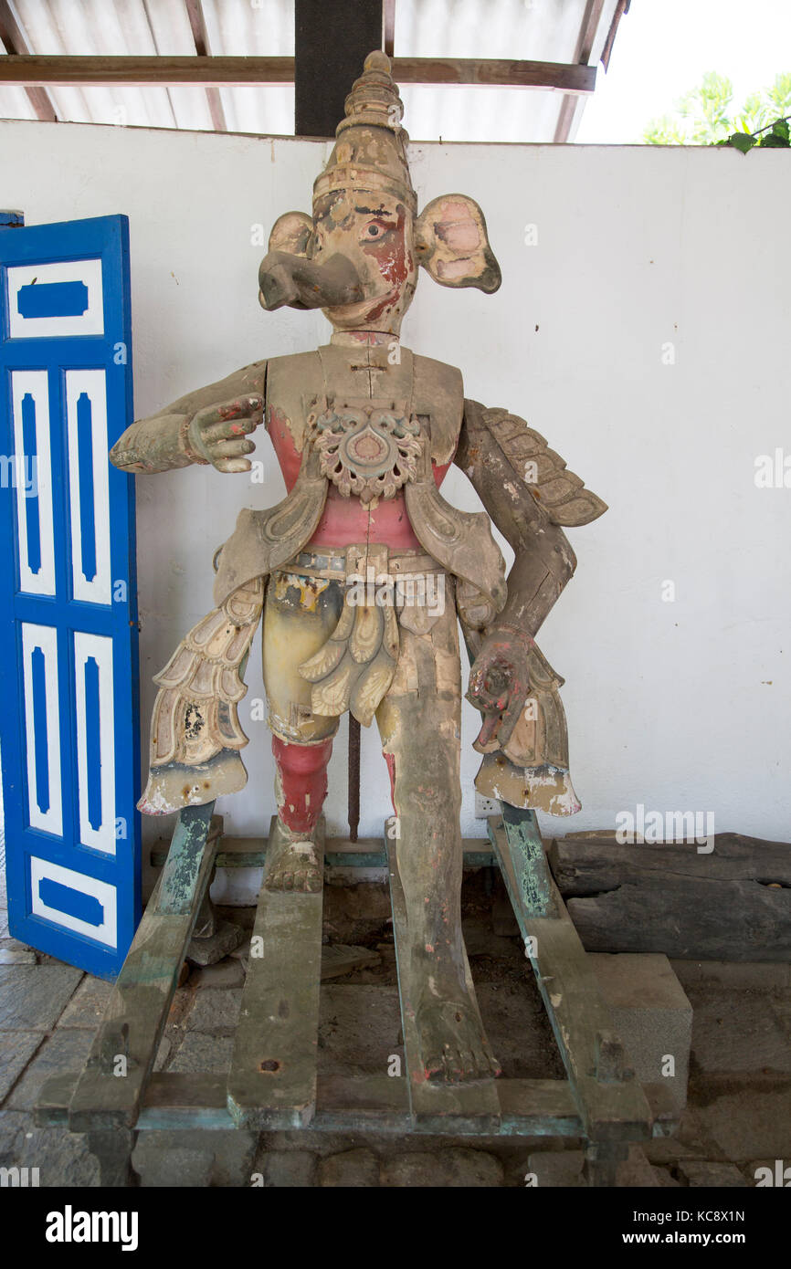 Wooden antique cultural figures courtyard cafe in Barefoot shop ...