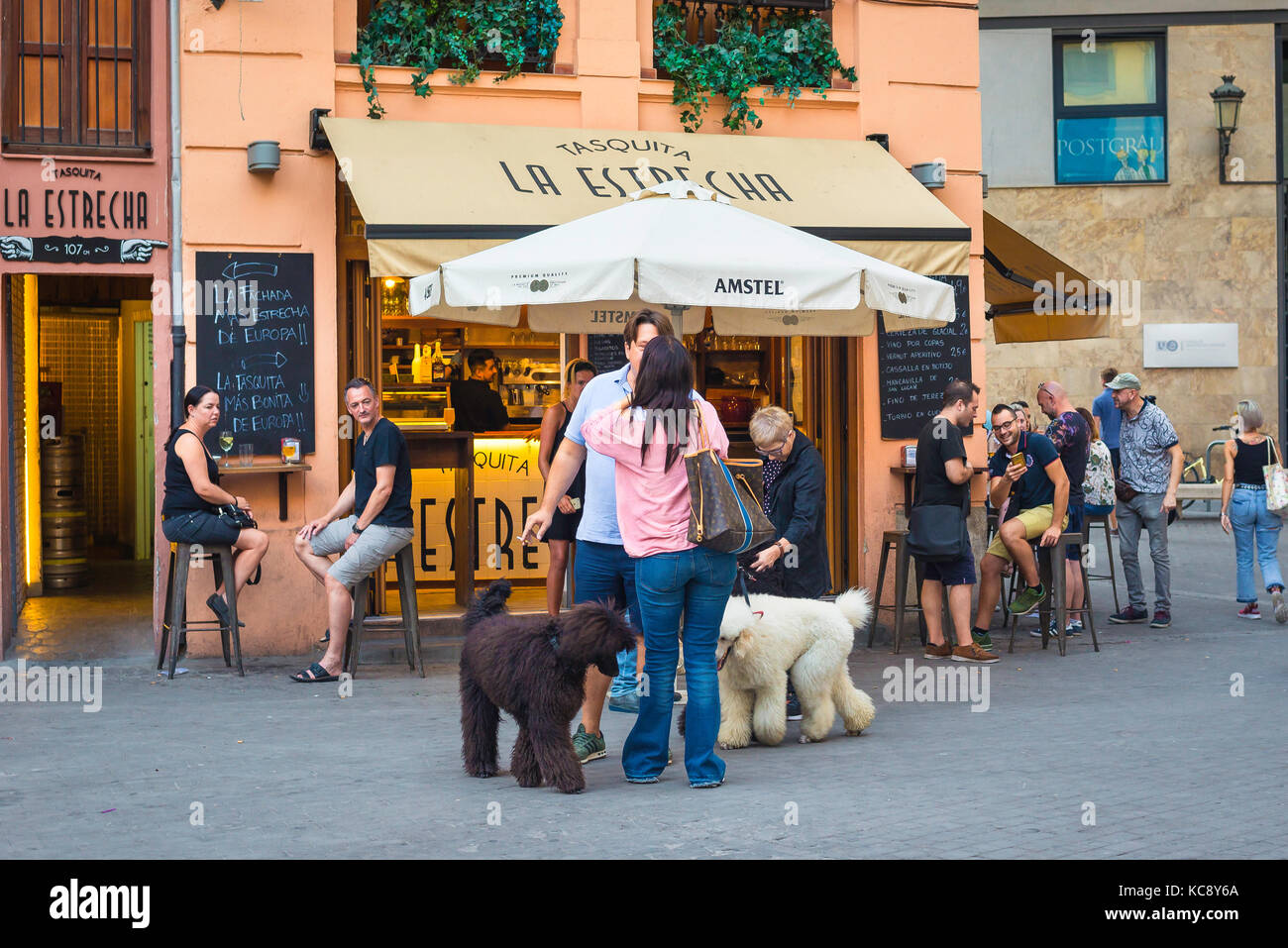 People outside bars hi-res stock photography and images - Alamy