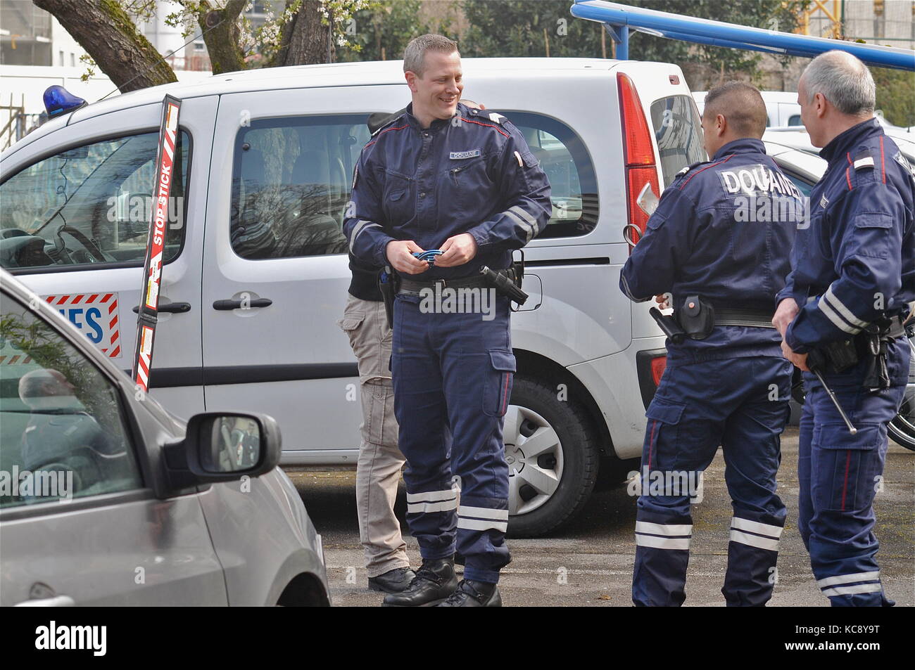 French customs hold a drill with "cash money sniffer" dogs ...