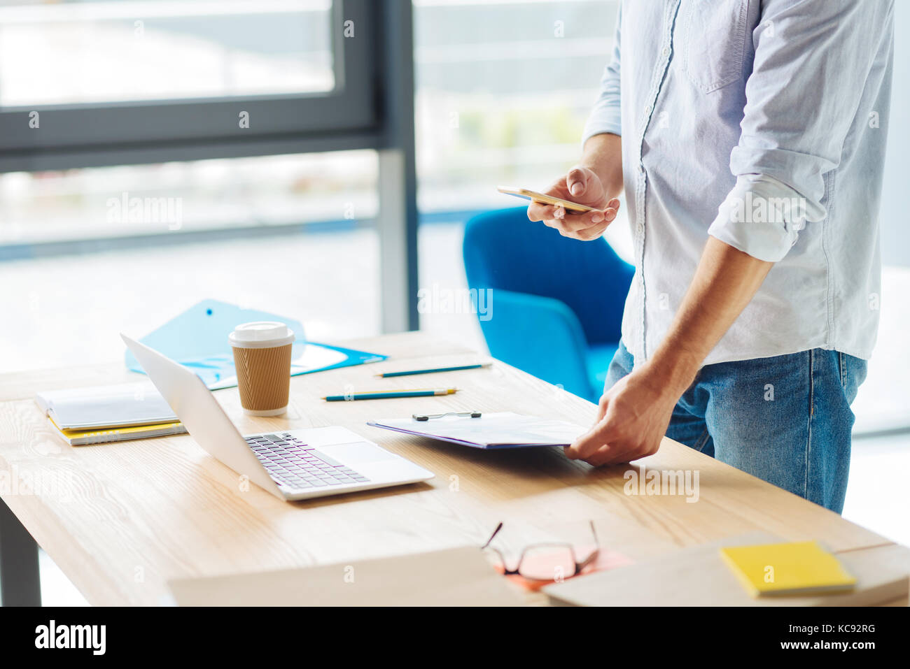 Close up of male hand that holding folder Stock Photo - Alamy