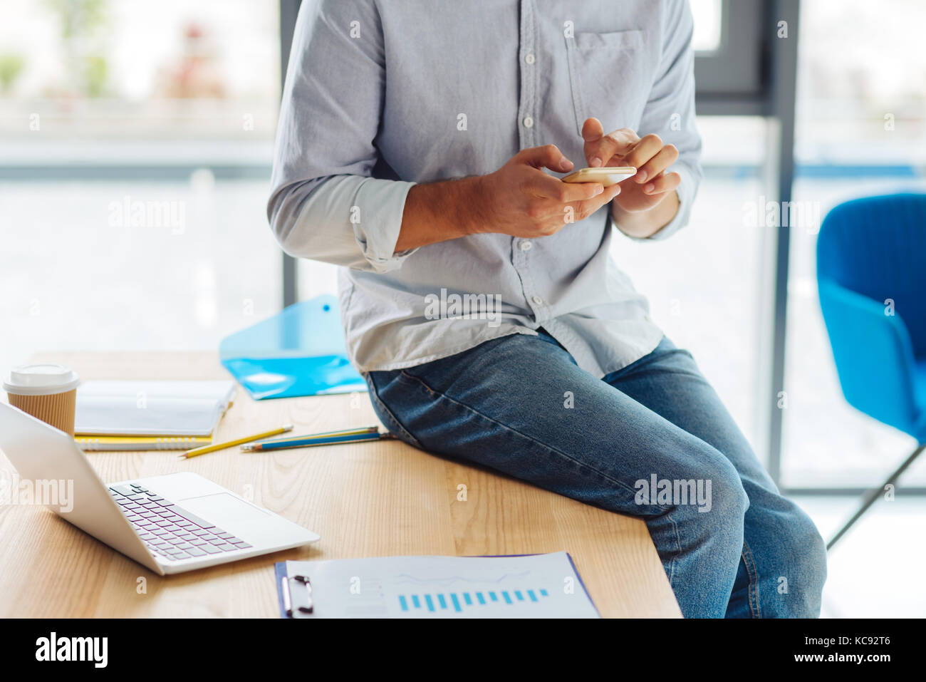 Close up of office worker that using his telephone Stock Photo - Alamy