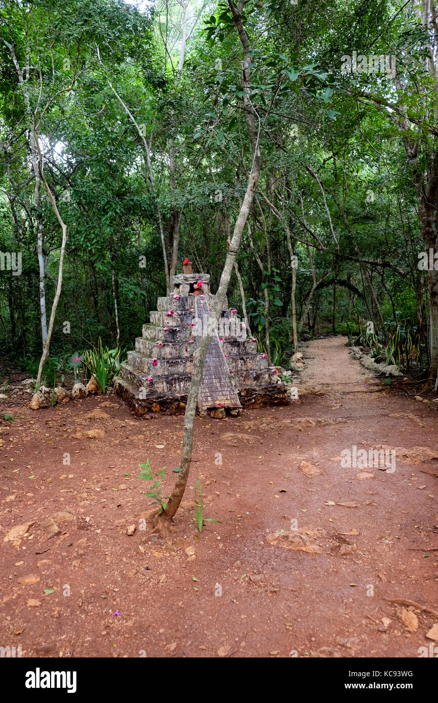 Modern mayan hi-res stock photography and images - Alamy