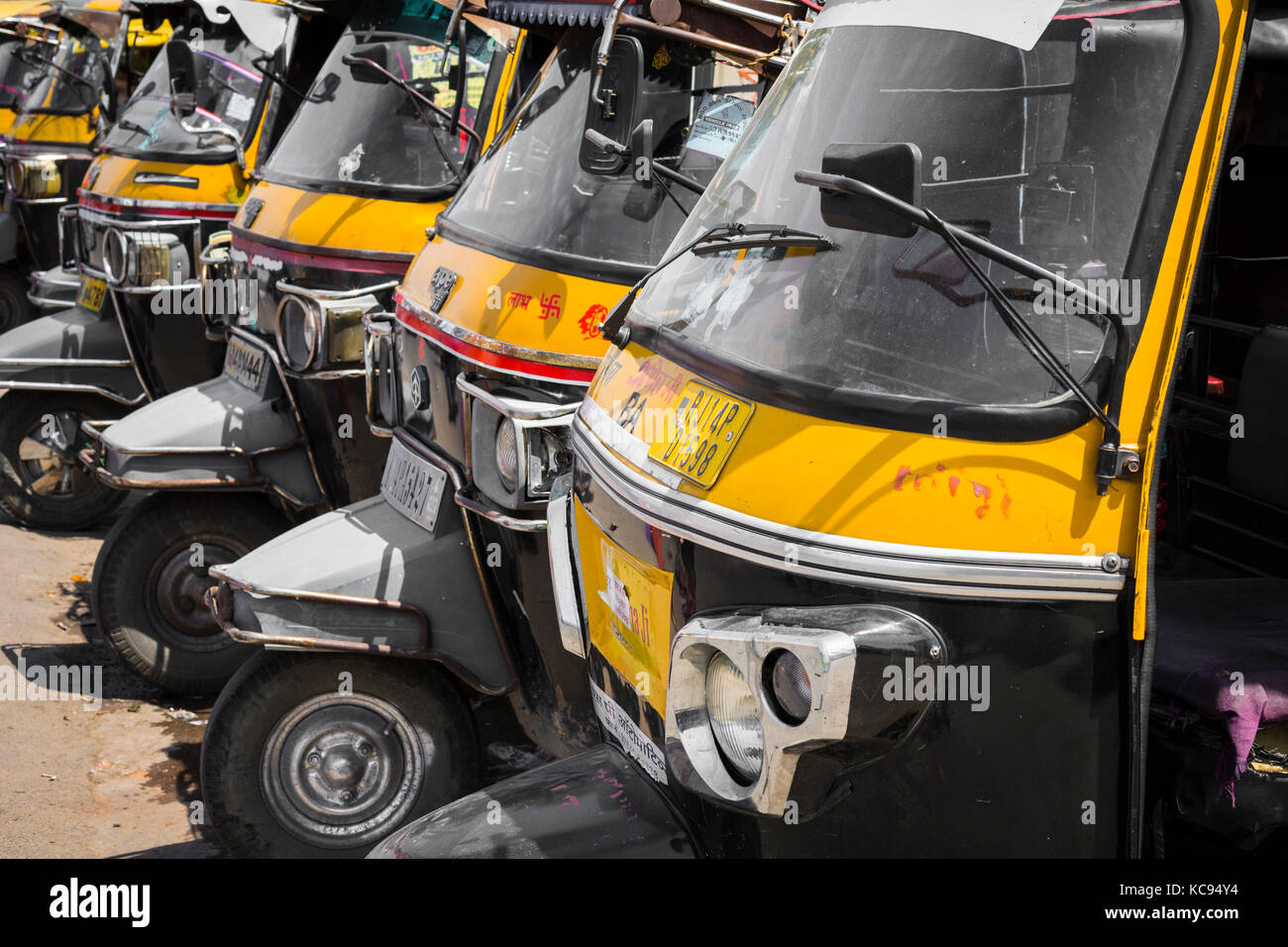 18 yellow racing car hi-res stock photography and images - Alamy