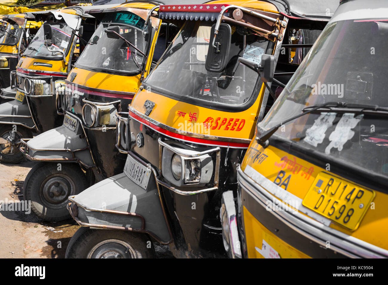 18 yellow racing car hi-res stock photography and images - Alamy