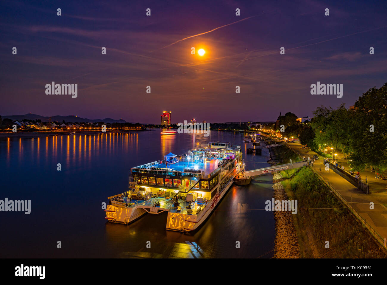 Riverside night club hi-res stock photography and images - Alamy