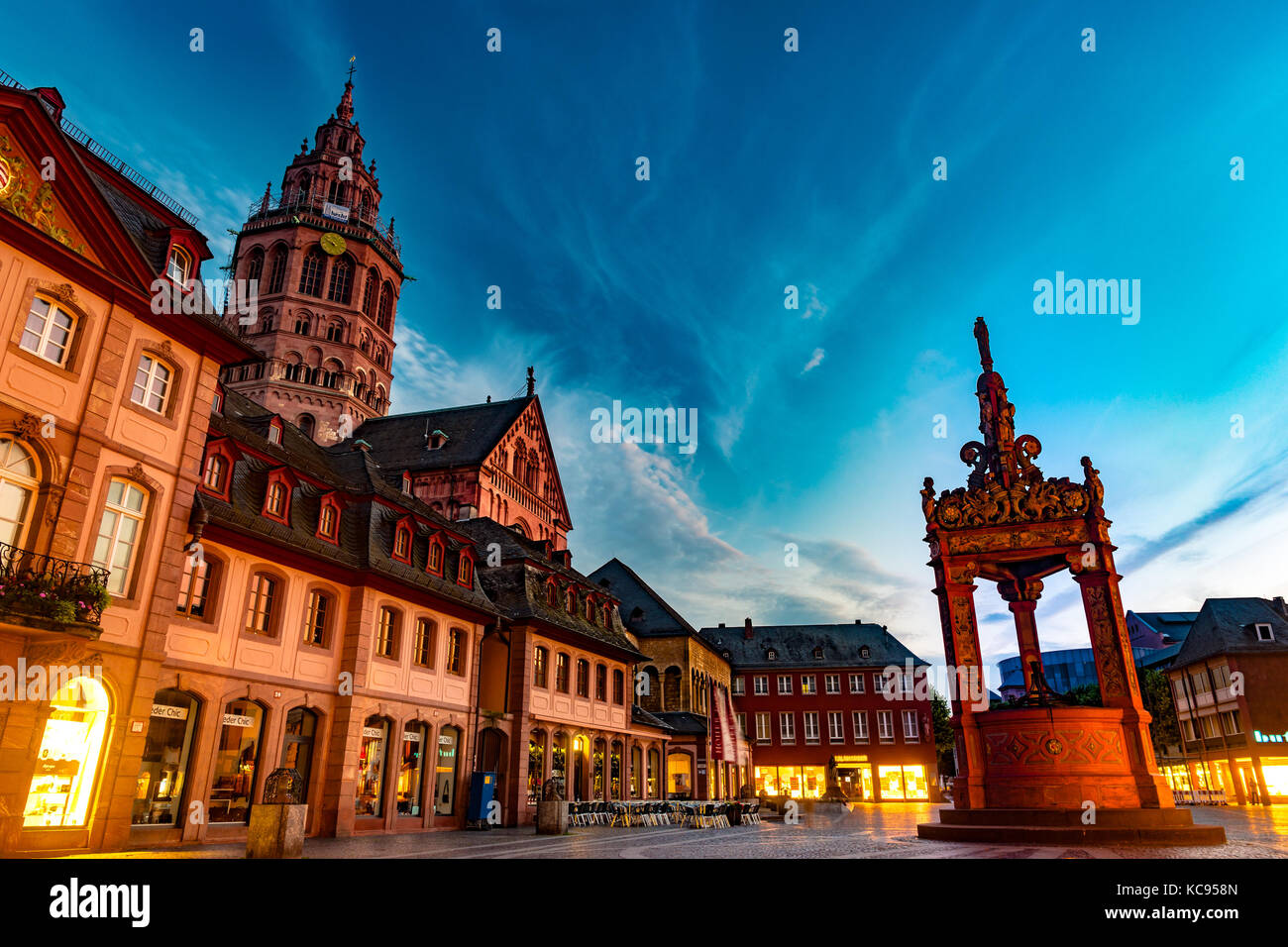 View of the Mainz Cathedral and Market Well at Markt square at night ...
