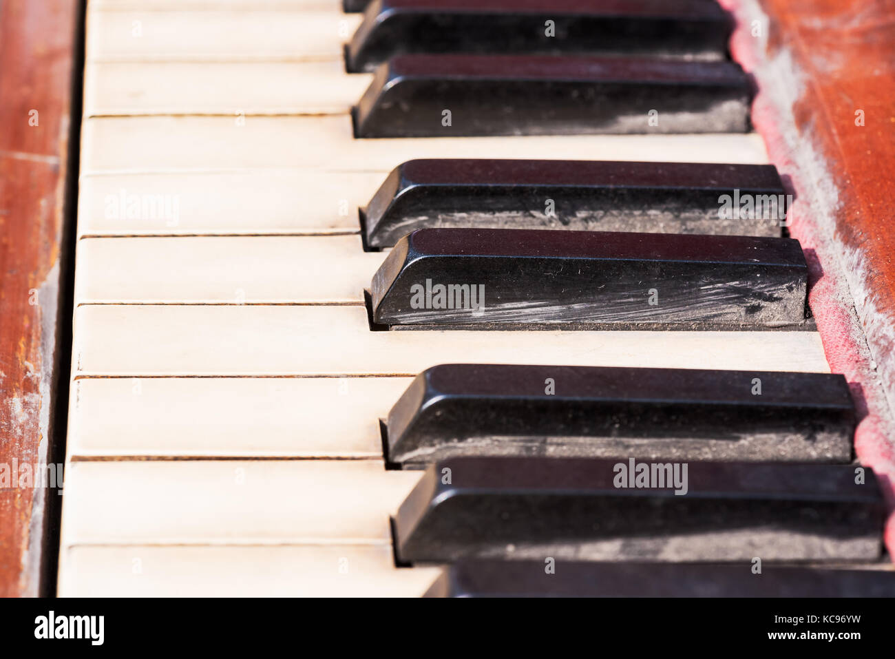 Old dusty piano keyboard close-up Stock Photo - Alamy