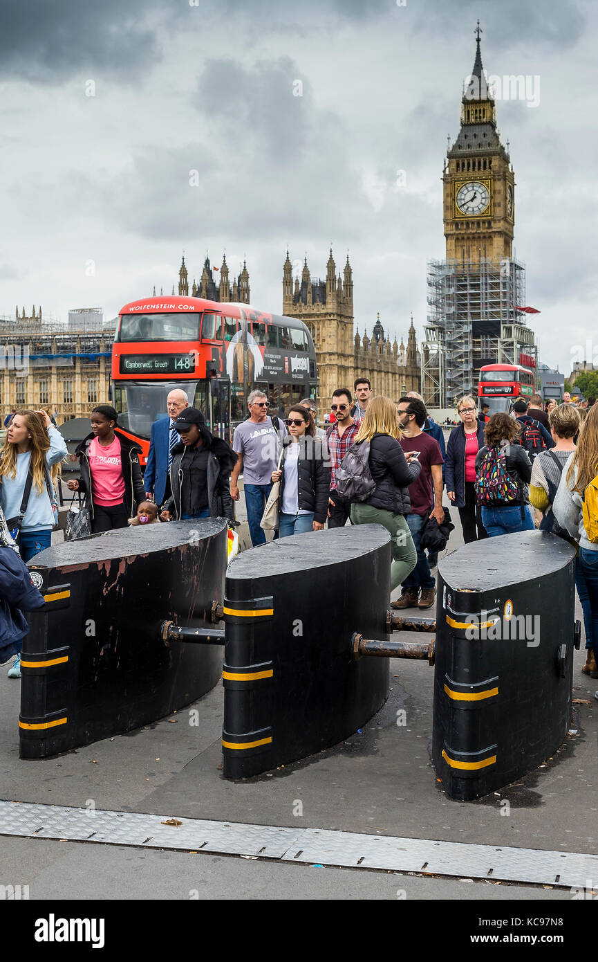 Pedestrians on westminster bridge big hi-res stock photography and ...