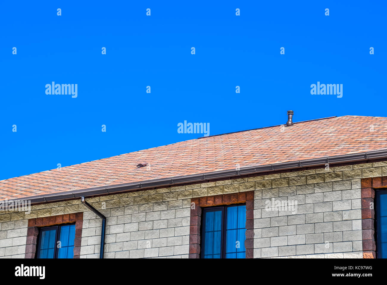 The house is made of beige bricks, the roof is covered with bitumen ...
