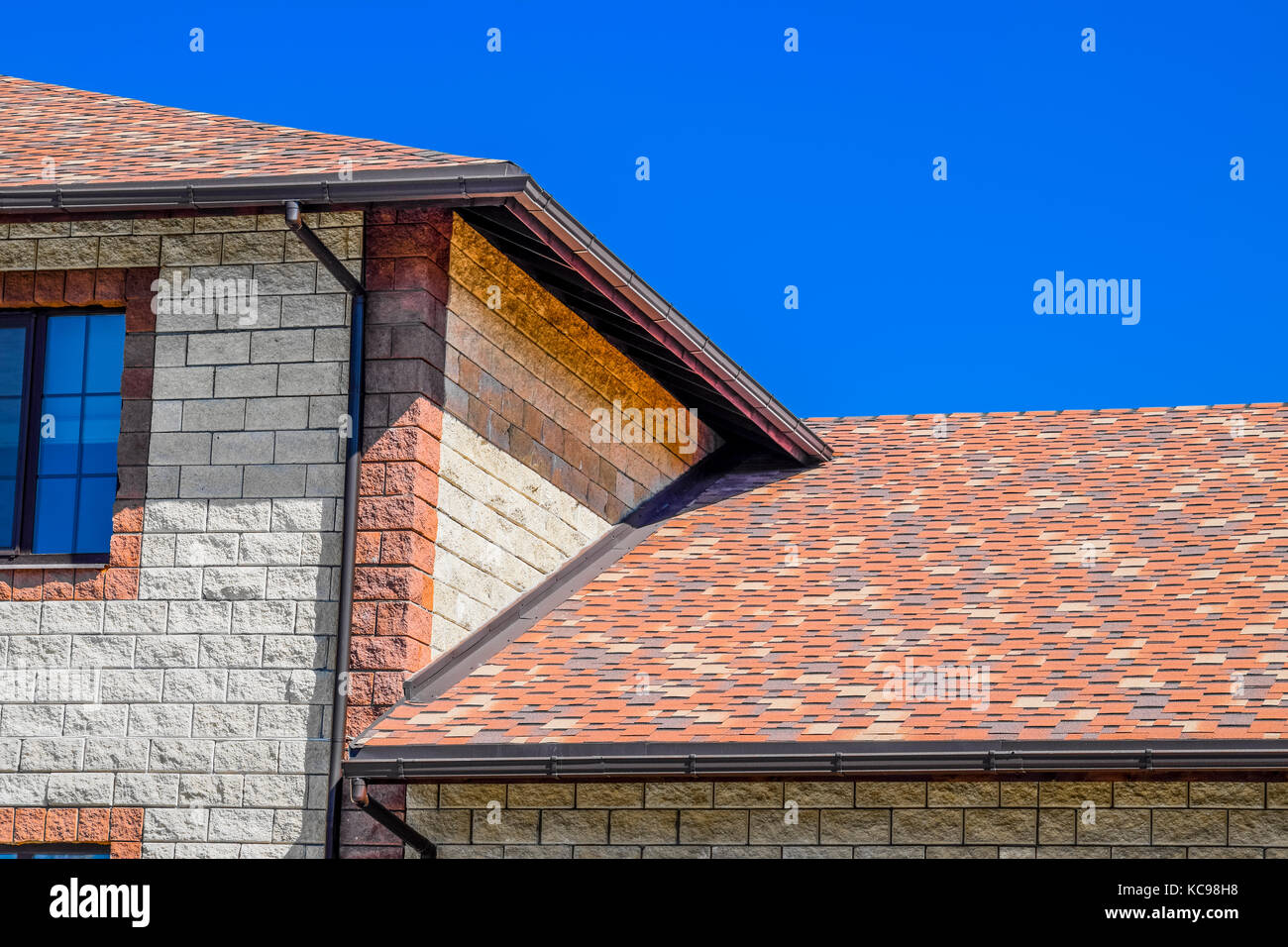 The house is made of beige bricks, the roof is covered with bitumen ...
