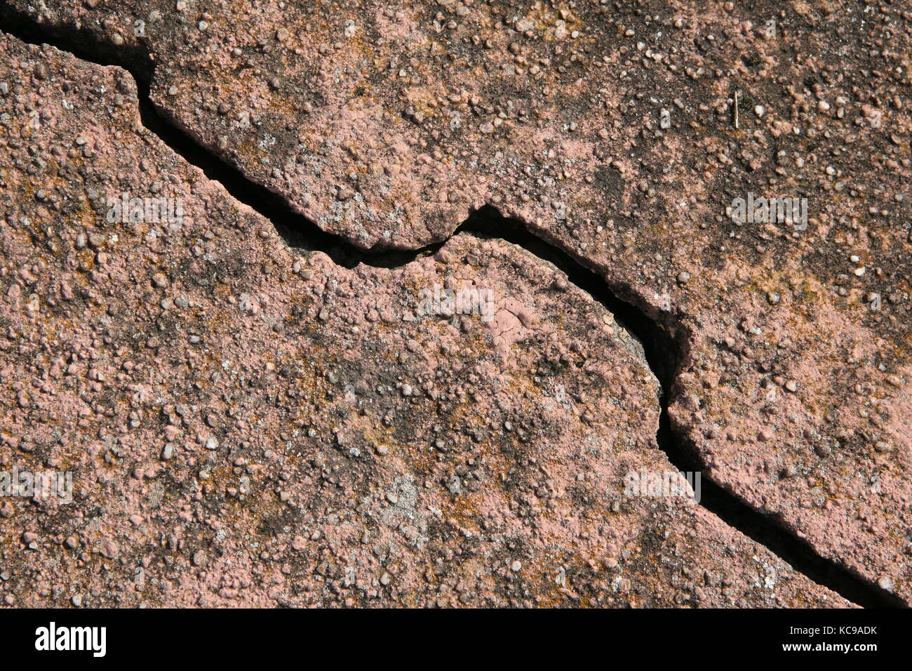 Riss in einer wand hi-res stock photography and images - Alamy