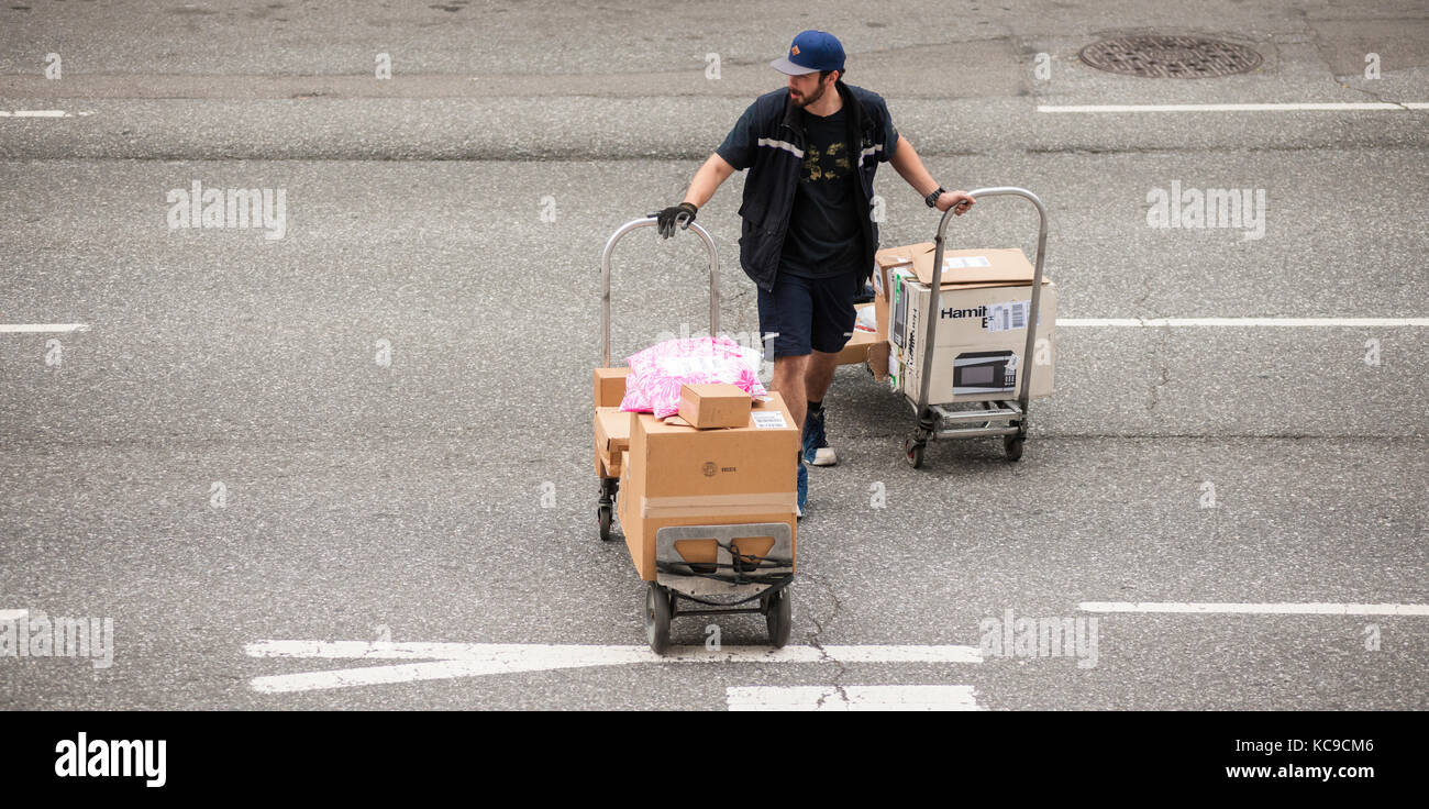 A FedEx worker in New York delivers packages on Tuesday, September 26 ...
