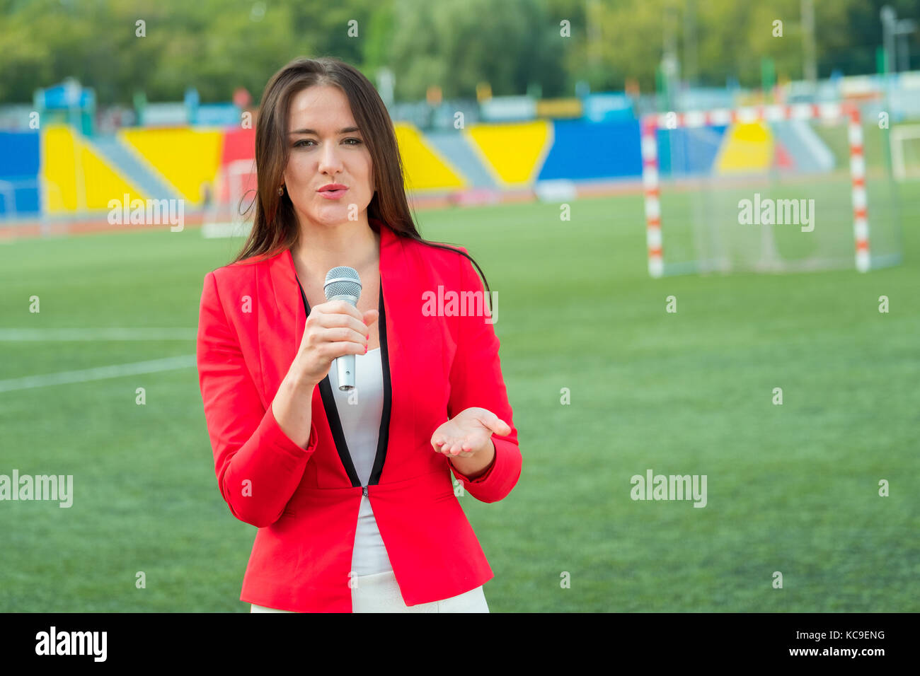 Young girl TV reporter is broadcasting Stock Photo - Alamy