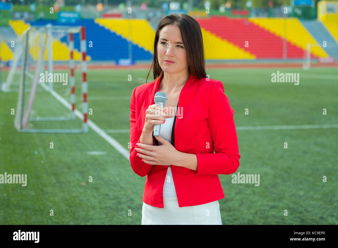 Young girl TV reporter is broadcasting Stock Photo - Alamy