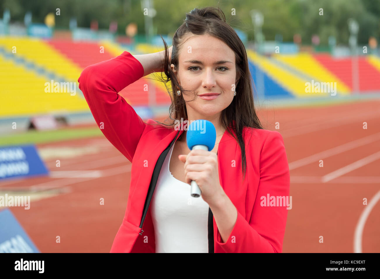 Young girl TV reporter is broadcasting Stock Photo - Alamy