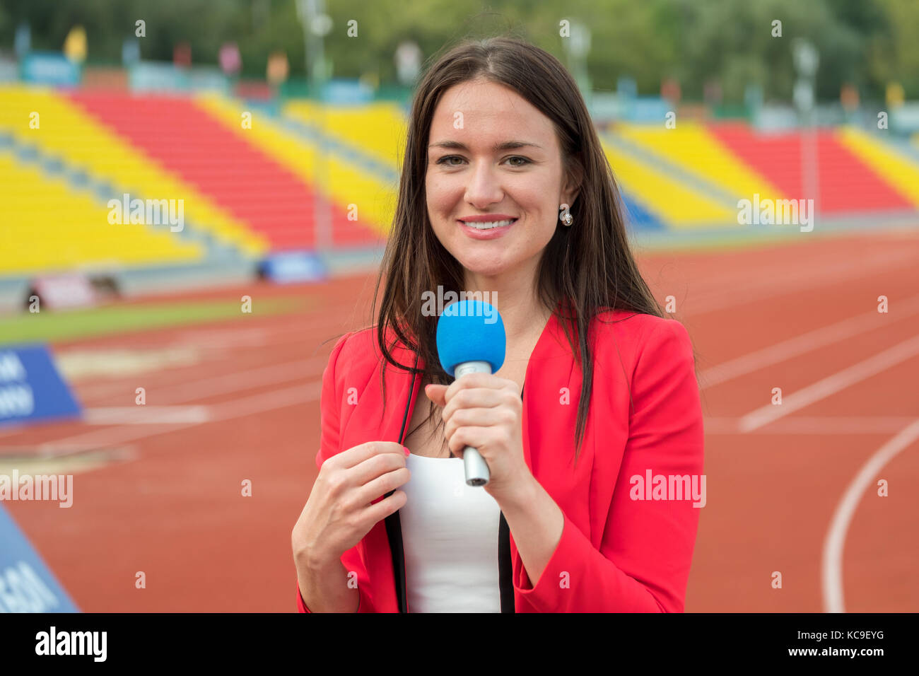 Young girl TV reporter is broadcasting Stock Photo - Alamy