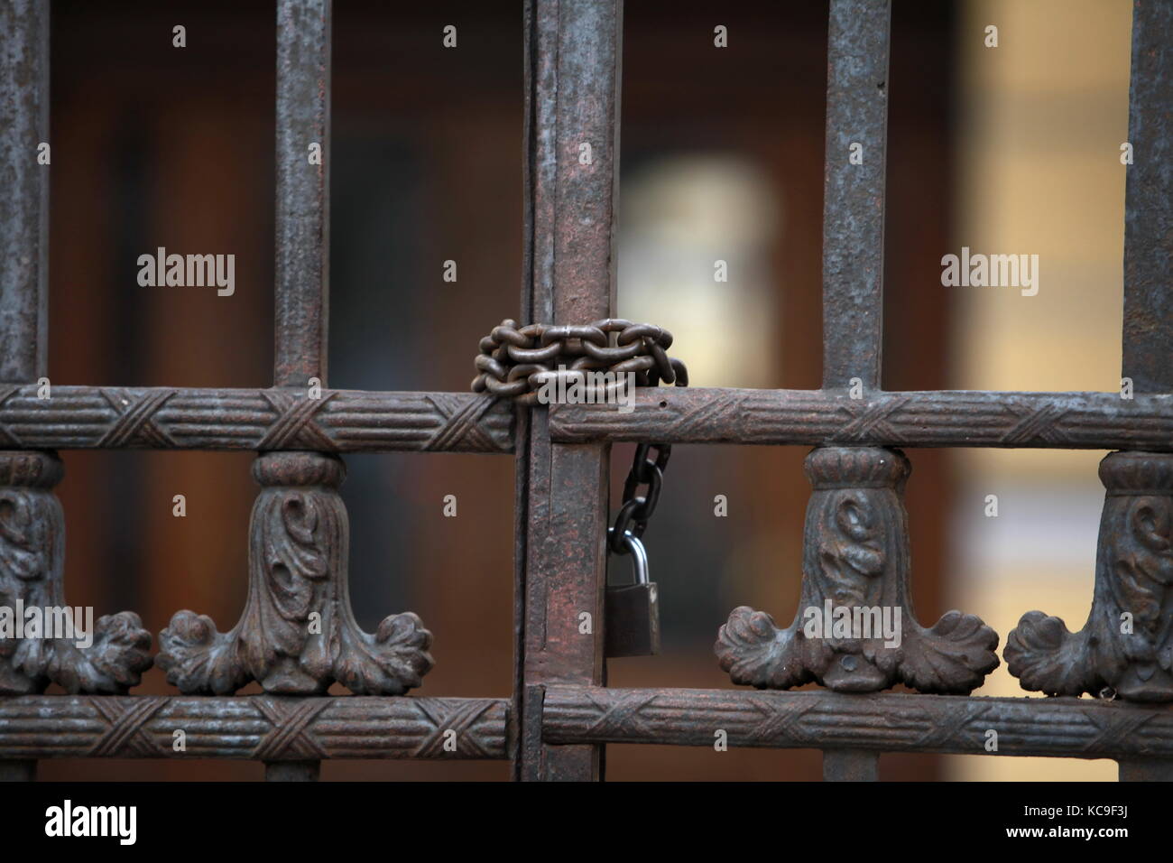 Iron gate closed iron chain hi-res stock photography and images - Alamy