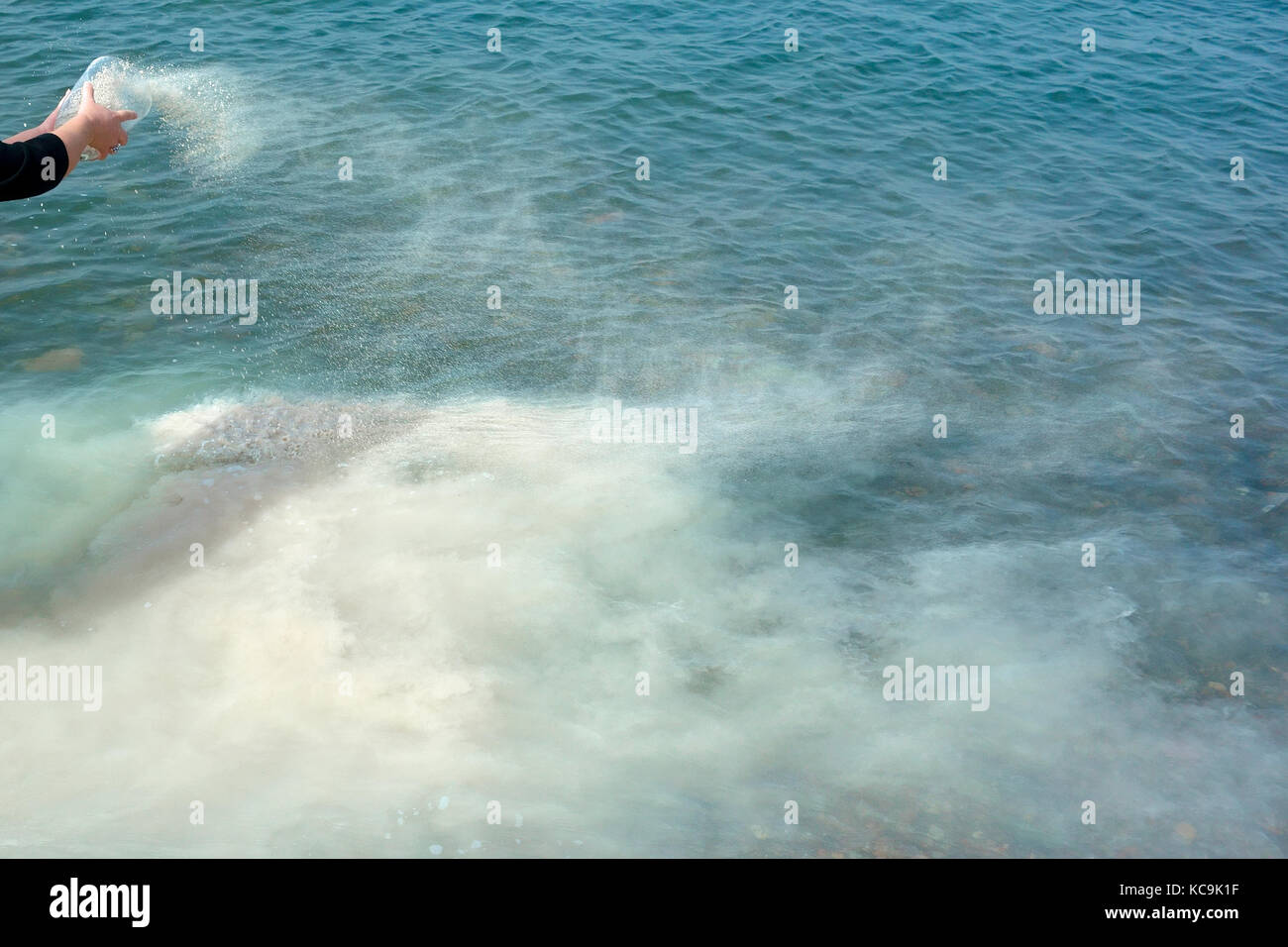 Spreading a person's cremated ashes on the sea Stock Photo - Alamy