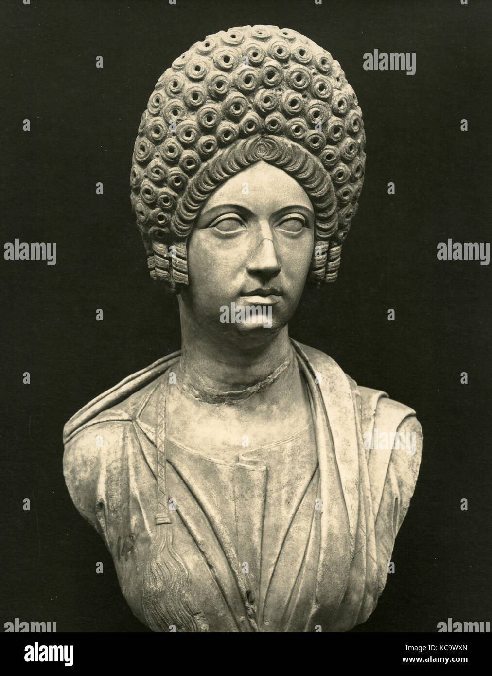 Julia of Titus, head statue Stock Photo - Alamy