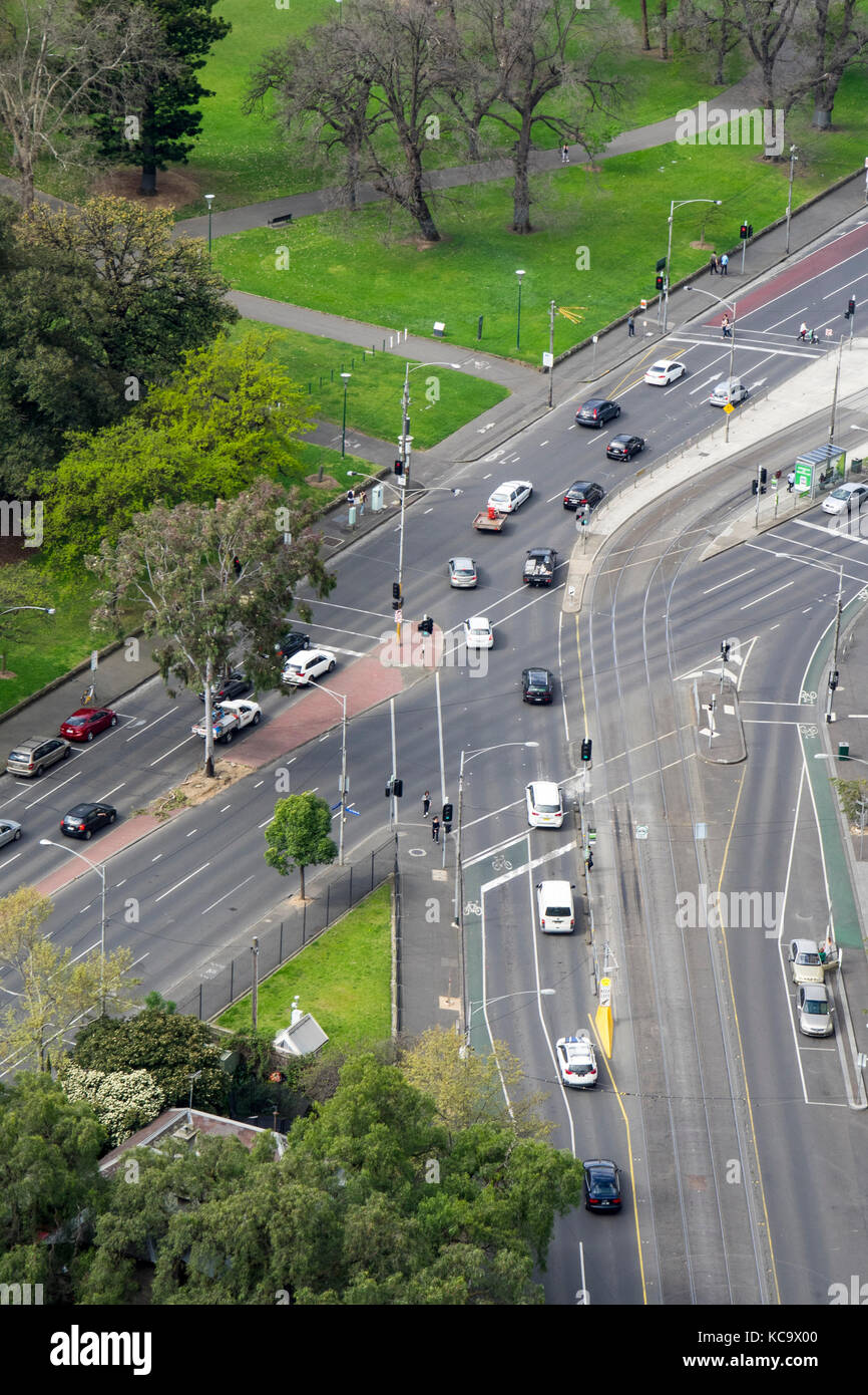 Traffic at the busy intersection of Victoria and La Trobe Streets ...