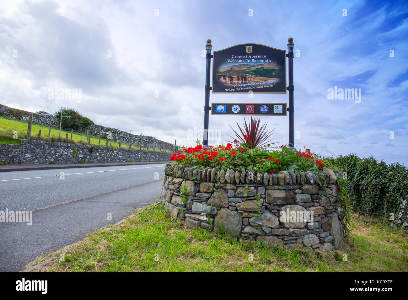 Welcome to wales road sign hi-res stock photography and images - Alamy