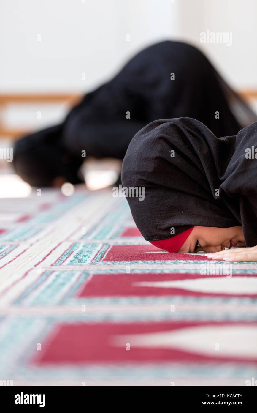 Two Muslim women praying Stock Photo - Alamy