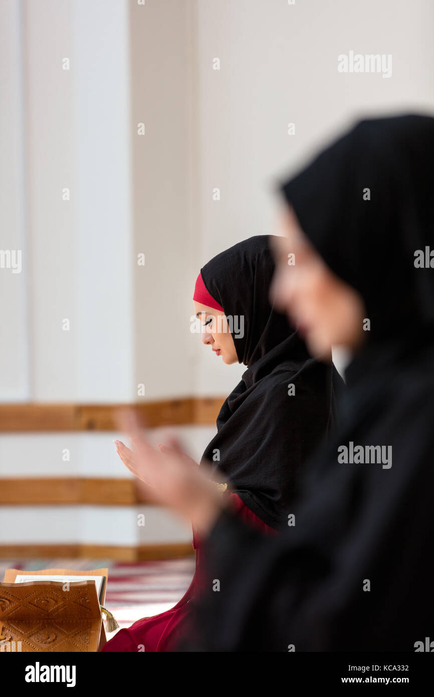 Two Muslim women praying Stock Photo - Alamy