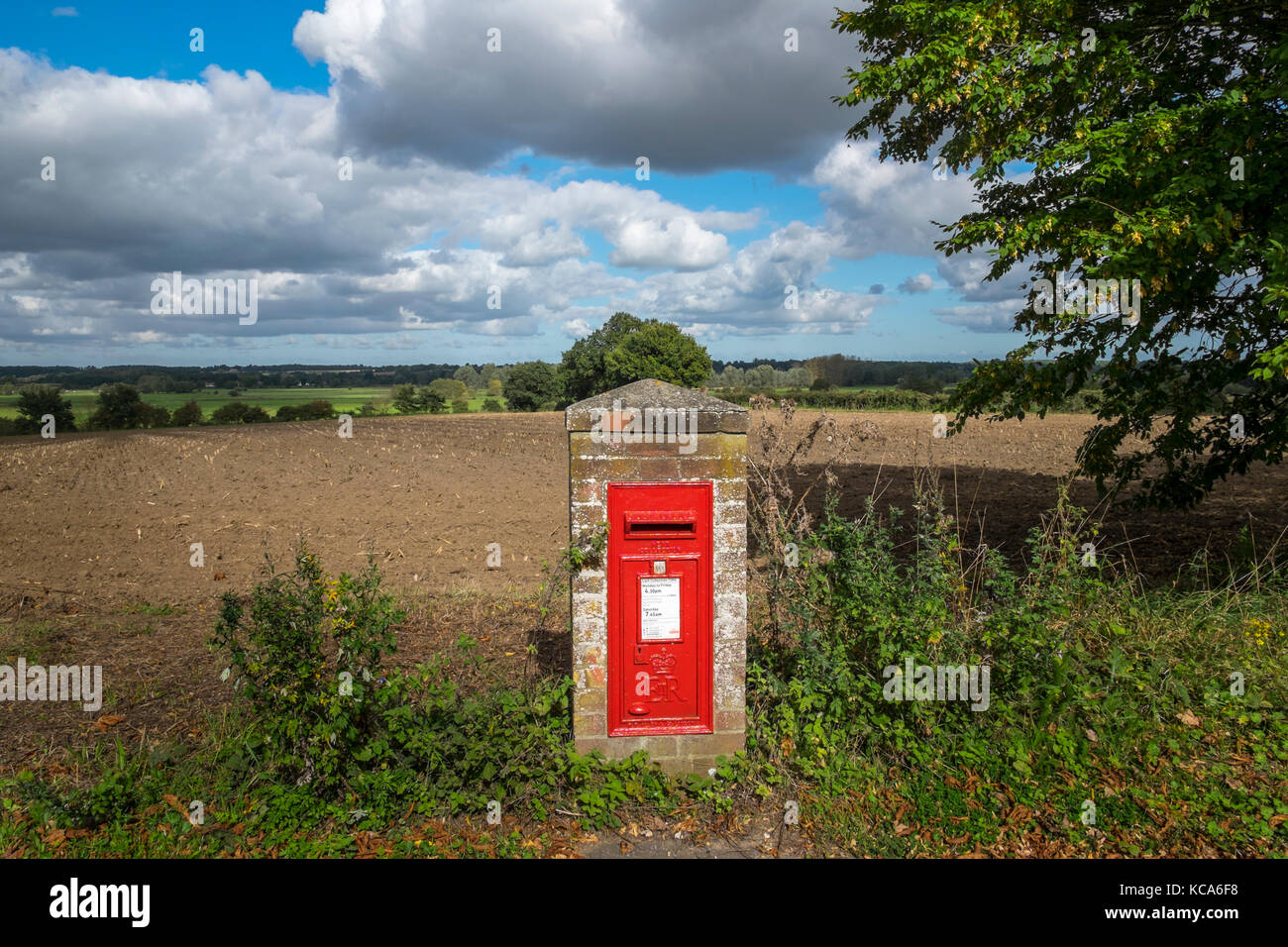 Royal Mail postbox in the countryside, Shipmeadow, Suffolk, England ...